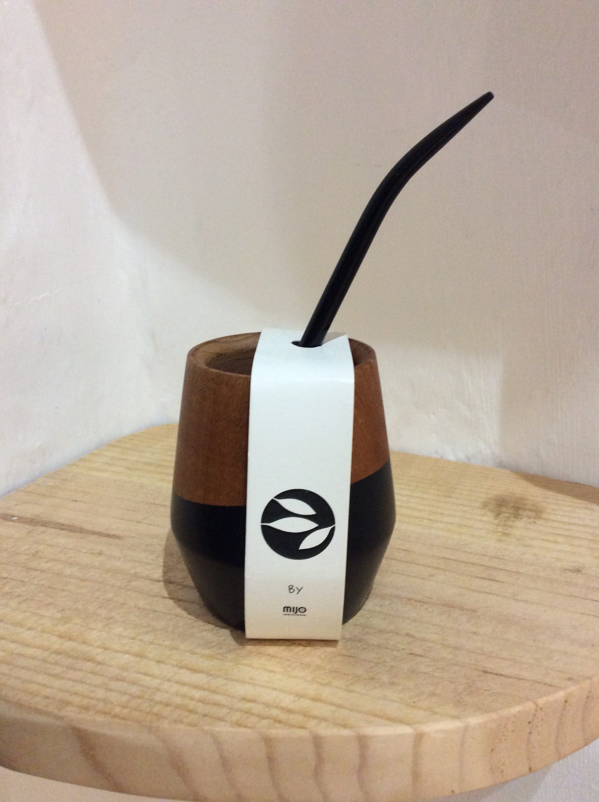 Recipiente de Mate con bombilla color negro - CastaRosa